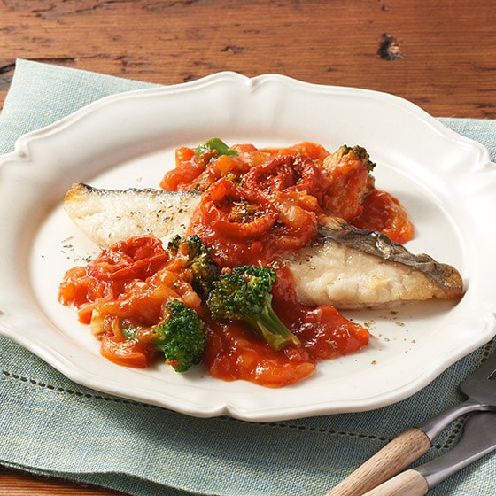 （主菜）白身ムニエルと3種野菜のトマトソース｜ オイシックス公式